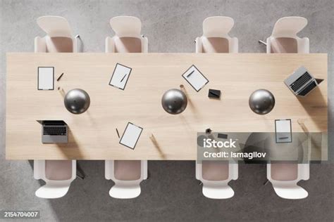 콘크리트 배경에 노트북 클립보드 의자가 있는 평면도의 현대적인 사무실 회의 테이블 팀워크의 개념 3d 렌더링 0명에 대한 스톡 사진 및 기타 이미지 Istock