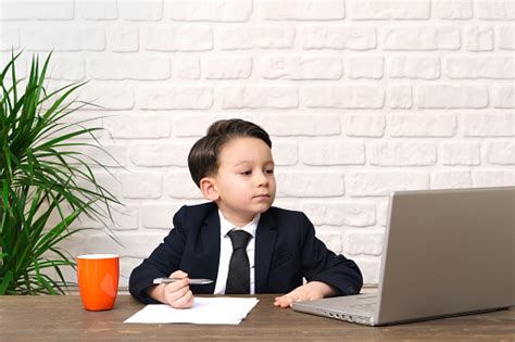 실업가 그리고 그는 그의 사무실에서 일 하는 같은 옷을 입고 아이 4 5세에 대한 스톡 사진 및 기타 이미지 4 5세 개념 경영자 Istock