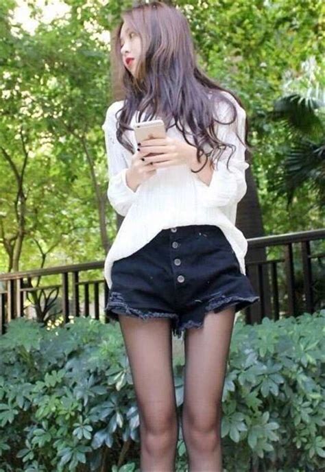 美女穿黑色短裤搭配黑丝袜有了一丝丝轻熟女的感觉 女人吧