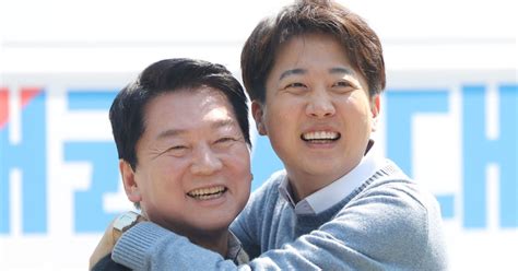 ‘톰과 제리 안철수·이준석 포옹했다…이들을 엮은 고리는 ‘인공지능