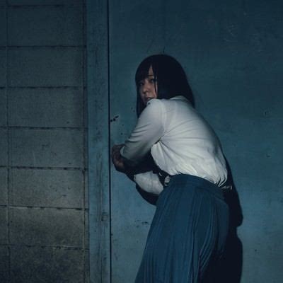 突然降り出したゲリラ豪雨に巻き込まれた女性の無料写真素材 ID 21103ぱくたそ