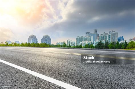 상하이의 건물이 있는 아스팔트 도로와 도시 스카이라인 0명에 대한 스톡 사진 및 기타 이미지 0명 거리 건물 외관