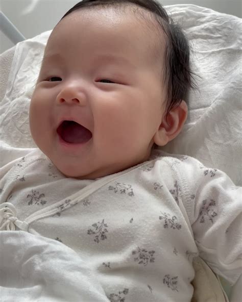 아기모델 한뽁이 매일 행뽁🤍 정전기의 계절 피카츄 수현🐥 ‘엄마가 왜웃지 겨울아기 23개월아기 정전기의계절