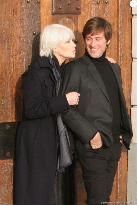 Exclusif Françoise Hardy et son fils Thomas Dutronc se baladent le long des quais de l Île