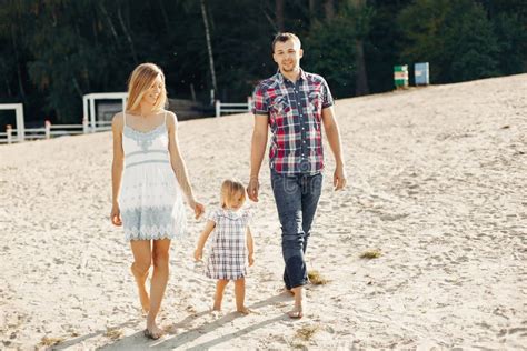 Mamma Pappa Och Dotter Leker I Sängen Arkivfoto Bild av dotter