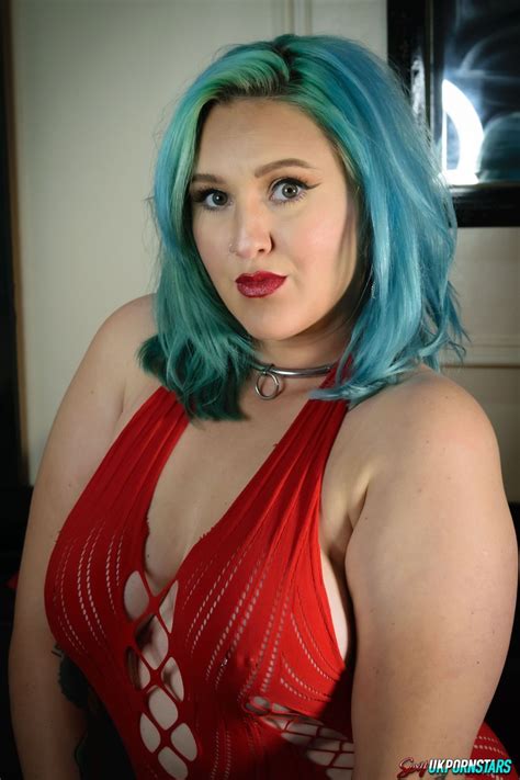La star du porno britannique Ruby Fall laisse échapper ses tétons dans