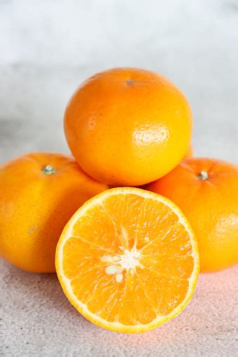 갓 얇게 썬 오렌지 생생한 감귤류 과일 흰색 배경에 건강한 비타민 C 활력 영양가 스낵으로 가득 찬 이미지 0명에 대한 스톡 사진 및 기타 이미지 Istock