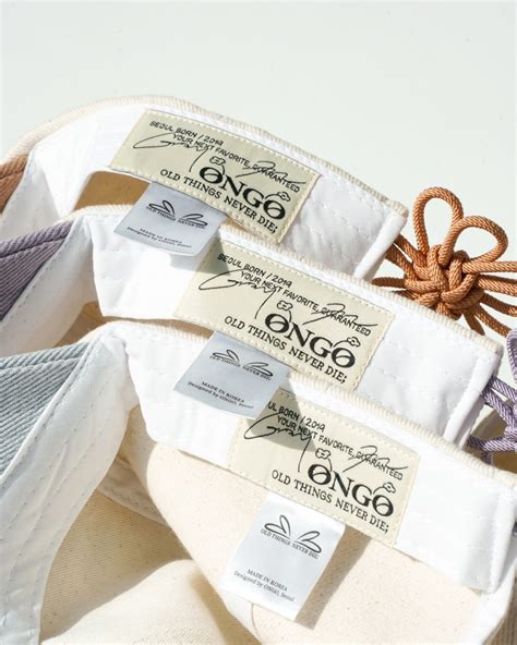 브랜드를 오래 하다 보면 ‘이걸 누가 만들었나요 하는 질문을 받게 됩니다 온고는 두 사람이 함께 만드는 브랜드입니다 성격도 취향도 다르지만 함께일 때 더 재미있는