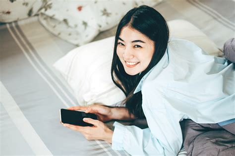 온라인 앱 정신 건강을 위해 모링에서 스마트 폰을 사용하는 젊은 성인 독신 여성 20 24세에 대한 스톡 사진 및 기타 이미지 20 24세 20 29세 Brand