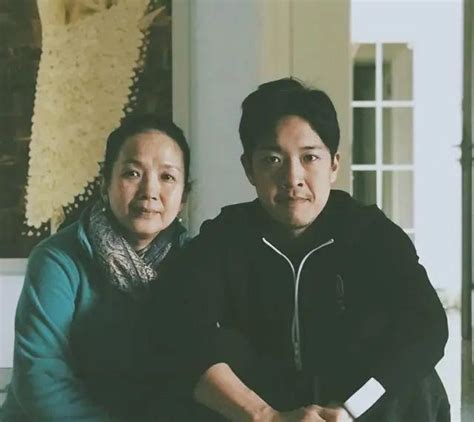 他爸爸是张丰毅，母亲是吕丽萍，如今走上父母老路，成为离婚人士