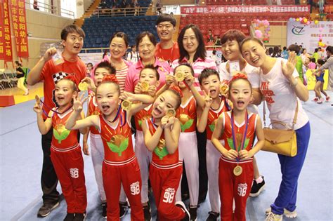 全国快乐体操赛男、女团体赛欢快热烈，首次拿到奖牌的小朋友好激动啊！国家体育总局