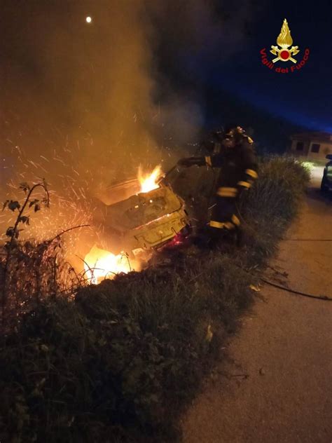 Sezze Auto In Un Fossato E Completamente Avvolta Dalle Fiamme