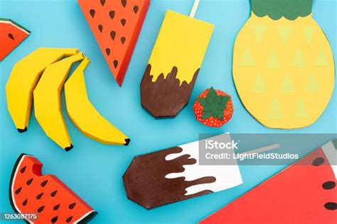 파란색 배경에 종이 여름 과일과 아이스크림의 상단 보기 아이스크림에 대한 스톡 사진 및 기타 이미지 아이스크림 파란색 배경