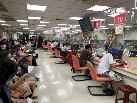 今年綜所稅申報期至6月30日截止，報稅進入倒數兩天，29日國稅局再度湧現一波報稅人潮。 新聞 Rti 中央廣播電臺