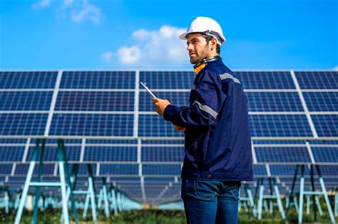 태양열 농장에서 태양 전지판을 가진 엔지니어 노동자 초상화 개발에 대한 스톡 사진 및 기타 이미지 개발 검사자 공연 Istock