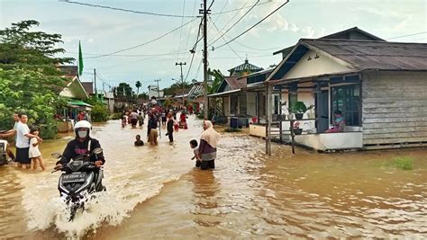Banjir Rendam Lima Desa Di Ngabang Ketinggian Air Capai Meter Pontianak Post