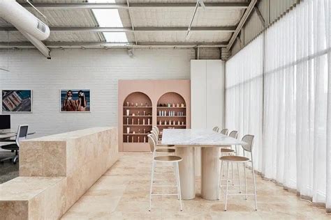 طراحی داخلی دفتر کار با استفاده از سنگ تراورتن خط معمار