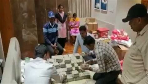 بھارت بی جے پی ایم ایل اے کے گھر اور دفتر سے 8 کروڑ روپے برآمد