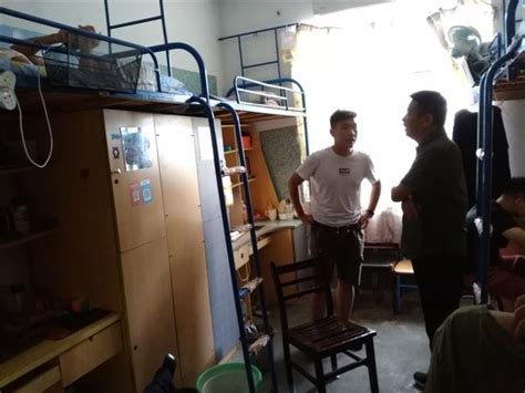 汽车工程学院党总支开展教师党员结对检查学生示范宿舍活动 芜湖职业技术学院 汽车与航空学院