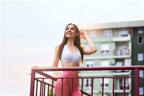 젊은 스포티 한 여자 운동 준비 거리에서 운동 운동을하는 여자 아름다운 운동 적합 소녀 스트레칭 과 휴식 후 피트니스 훈련
