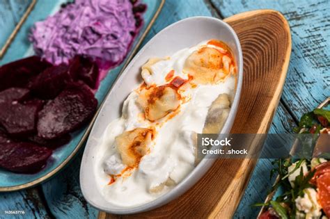 이드 무바라크 전통 라마단 이프타르 저녁 식사 나무 파란색 배경에 정통 소박한 요리에 맛있는 음식을 모았습니다 터키 보스니아