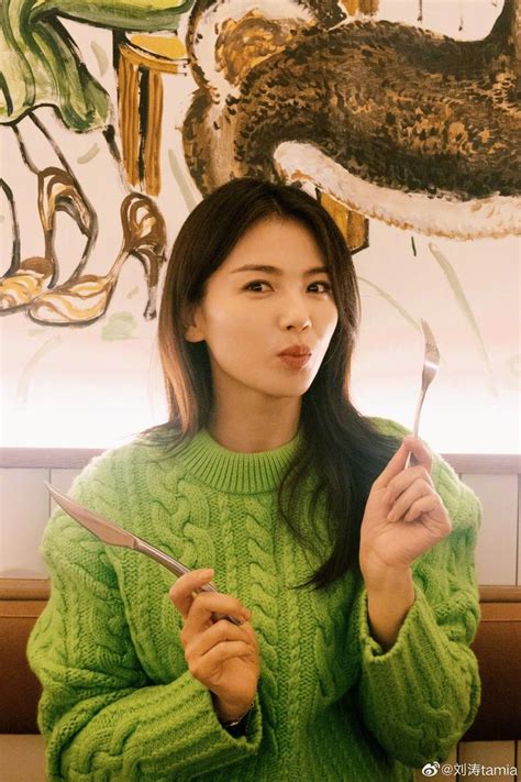 刘涛穿绿毛衣配皮裤 双手比耶笑容灿烂 青岛新闻网