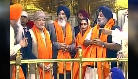 Pm Modi Pays Surprise Visit To Golden Temple Serves Langer