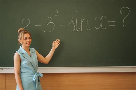 Professora Fazendo Badejo Na Mesa Da Escola Jovem Professora Foto Premium