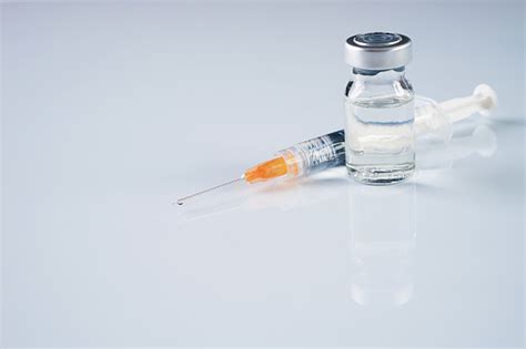 醫療安瓿 輸液和注射白色背景與副本空間上分離的注射器 照片檔及更多 一組物體 照片 一組物體 健保和醫療 各種病症 Istock