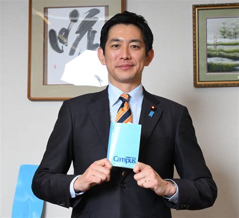 小林鷹之氏「小林ノート」初公開 初当選から12年「100冊以上はあると思います」 社会写真ニュース 日刊スポーツ