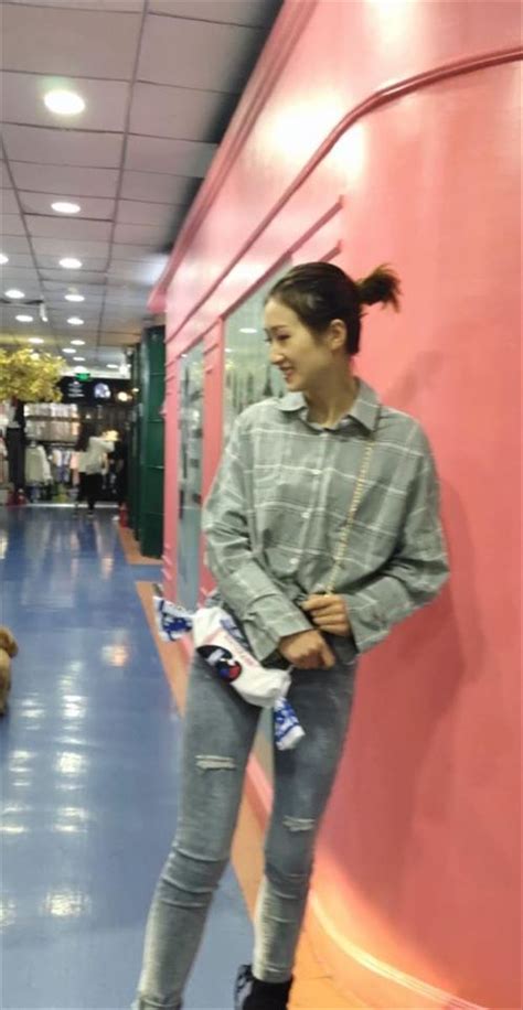 邢台123：美女天桥手机拍个写真