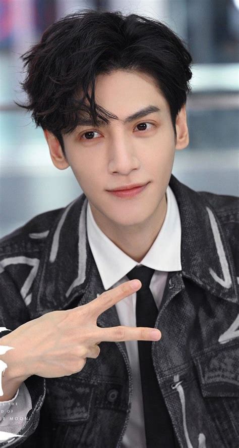 Pin De ∘ 𝑭𝒓𝒐𝒔𝒕 𝑴𝒊𝒔𝒕 ∘ Em Handsome Ator Chengdu Atores