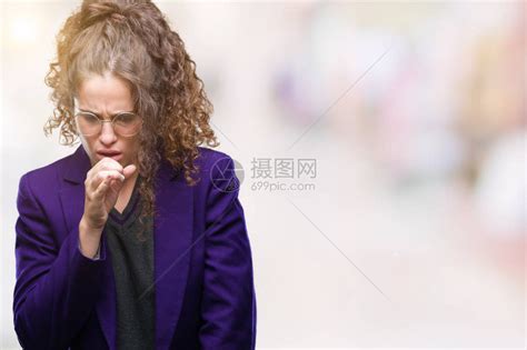 身着校服和眼镜的棕发女学生年轻女孩在孤立的背景中感到不舒服高清图片下载 正版图片505721412 摄图网