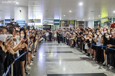 Người Hâm Mộ Vây Kín Sân Bay Nội Bài Giữa đêm Chờ đón Nhóm Nhạc Blackpink