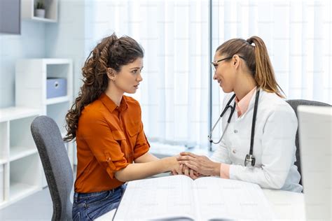 의료 및 의료 개념 병원에 환자가 있는 의사 의사는 사무실에서 일하고 환자의 말을 듣고 증상 치유 및 지원 개념을 설명하고 있습니다 사진 Unsplash의