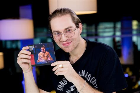 Gabrielius Vagelis Pristatė Naują Dainą Ir Vaizdo Klipą Apie Drąsą Išpažinti Jausmus Delfi Tv