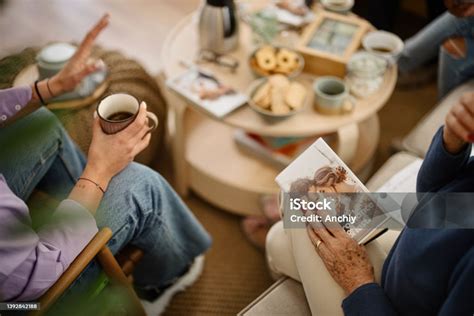 북 클럽 모임에서 책을 들고 있는 한 노인 여성의 머리 위 모습 Book Club에 대한 스톡 사진 및 기타 이미지 Book