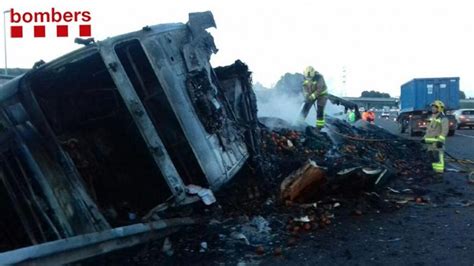 El Incendio De Un Camión Causa Retenciones En La Ap 7 En Sant Sadurní D