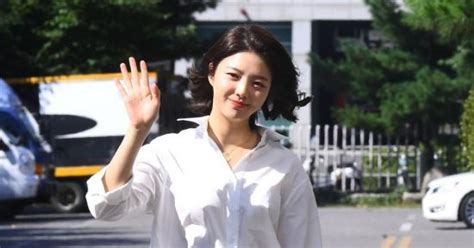 St포토 엄현경 쿨한 손인사