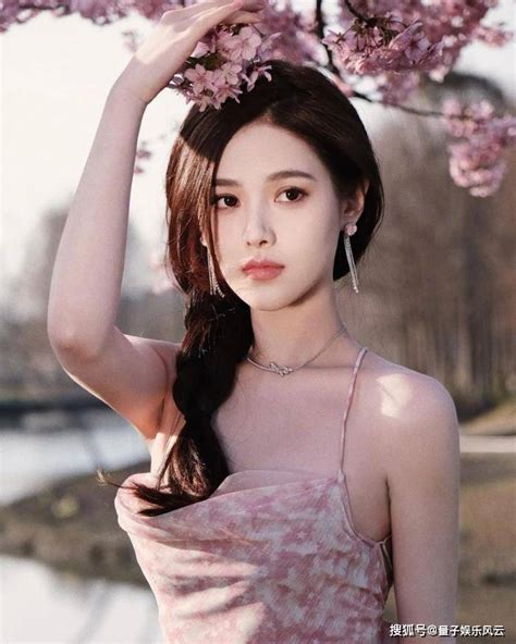 国产网红nicky，精致脸蛋白皙皮肤，完美身材，让人心动的御姐范女神漂亮美女头发丝