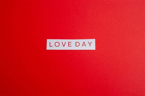 빨간색 배경에 빨간색 글꼴로 쓰여진 Love라는 단어가 있는 종이 사랑 테마 사랑의 메시지 종이에 낭만적 인 사랑 메모 텍스트를 위한 공간 0명에 대한 스톡 사진 및 기타