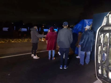 Vuelca camioneta de carga sobre la autopista México Pachuca La