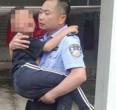 극단적 선택하려는 엄마 제발 죽지 마”라며 다리 끌어안아 살려낸 아들 인사이트