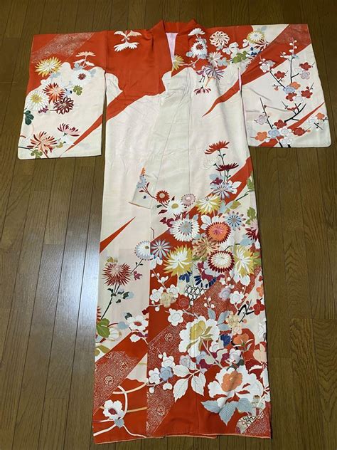 華やかな花柄の着物 古典柄 小振袖 メルカリ