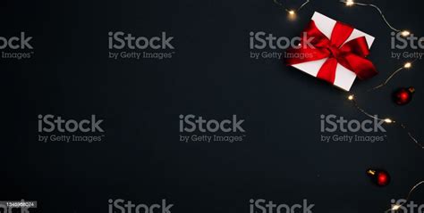 겨울 배너 흰색 선물 빨간 활 빨간 공과 인사말 카드에 대한 어두운 배경에 Xmas 장식에 반짝이는 조명 화환화 평평한 평지