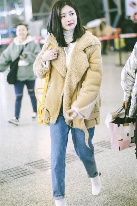 江疏影真會穿，俗氣皮草竟也如此清新脫俗，「上松下緊」真時髦 每日頭條