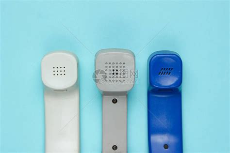 蓝色背景上的三个复古电话听筒顶视图高清图片下载 正版图片503784273 摄图网