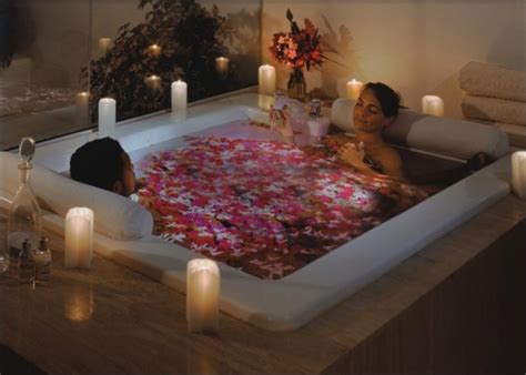 Soirée Romantique Bain Aux Pétales Pour La Saint Valentin