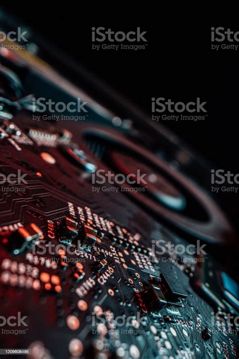 극적인 네온 컬러 조명 아래 칩 회로 기판 및 구성 요소를 보여주는 배경에 냉각 팬이있는 데스크톱 컴퓨터 내부의 구성 요소의 매크로 클로즈업 샷 데이터에 대한 스톡 사진 및