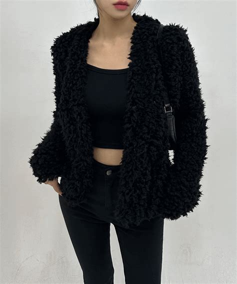 연말룩 주문폭주🔥유니크 랩 버튼 뽀글이 브이넥 퍼 가디건 에이블리